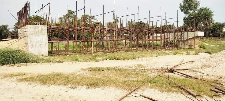 बाराको बङ्गरी खोलाको पुल सात वर्षमा पनि बनेन्, स्थानीय सास्ती खेप्दै