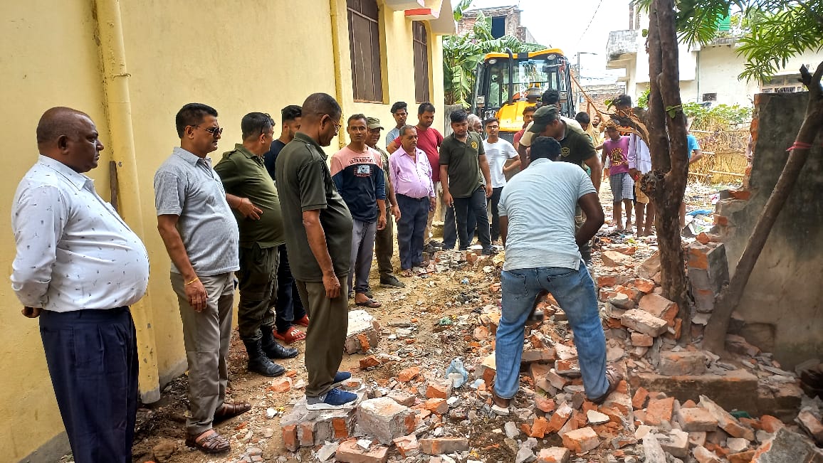 सडक अतिक्रमण गरेर नगवामा बनाइएकाे संरचना हटाइयाे